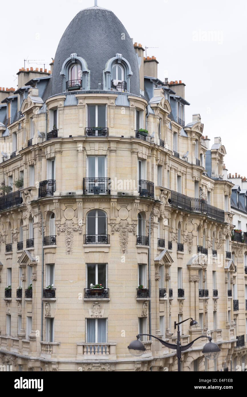 An apartment building in paris hi-res stock photography and images - Alamy