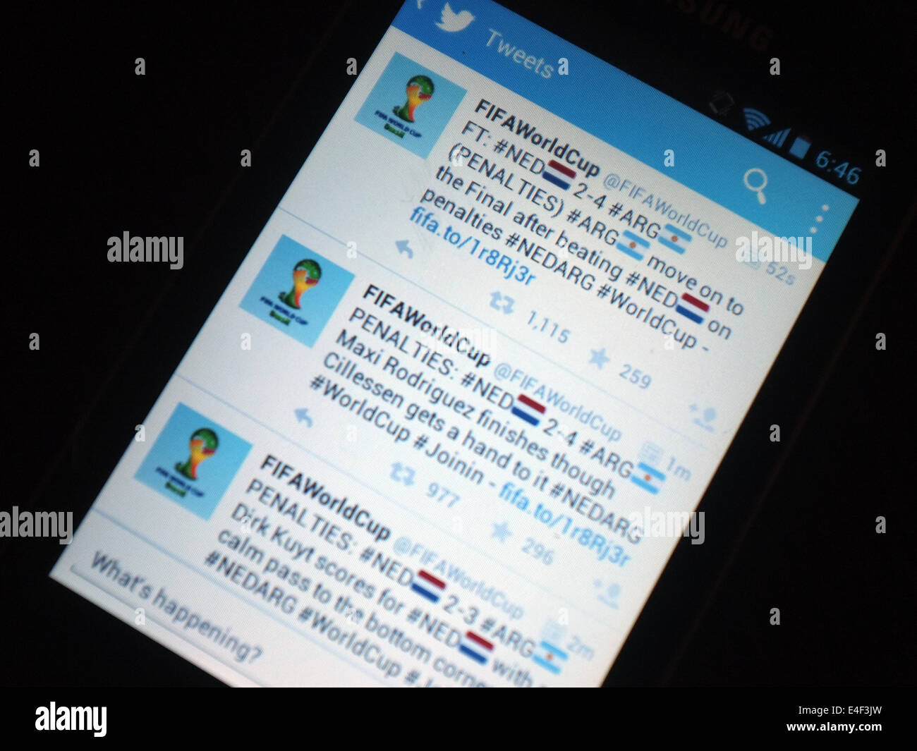 Social media twitter tweet goals hi-res stock photography and images ...