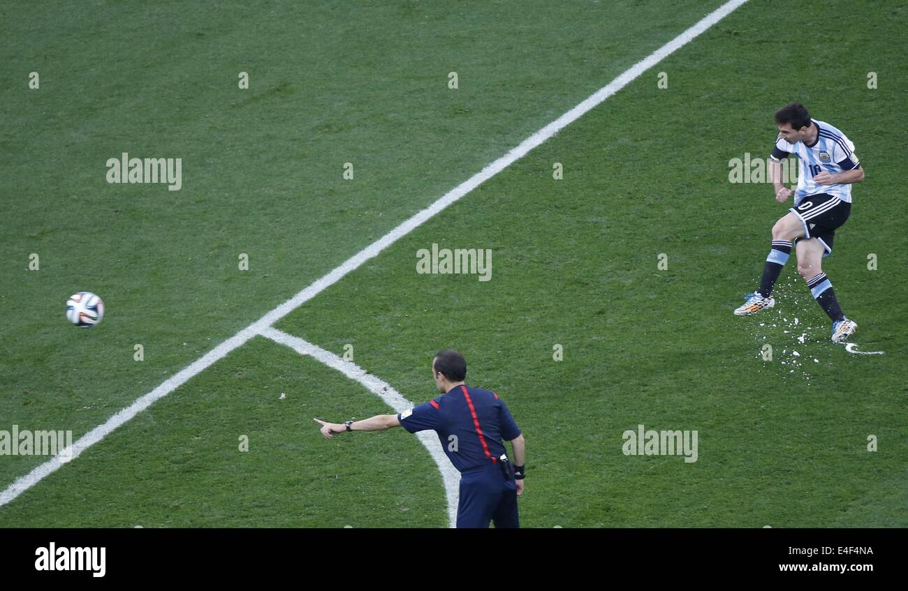 Messi free kick hi-res stock photography and images - Alamy