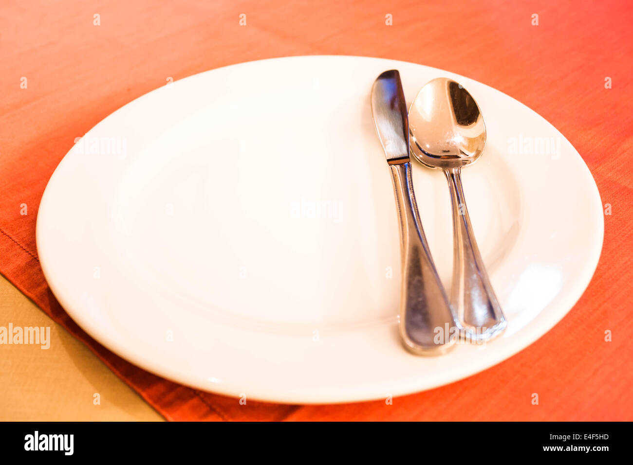 Red modern plate hi-res stock photography and images - Alamy