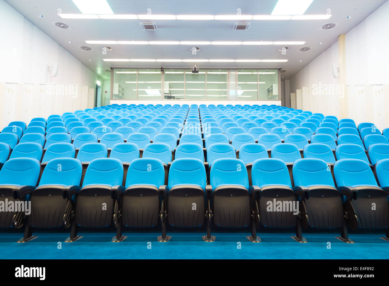 Empty conference hall Stock Photo - Alamy