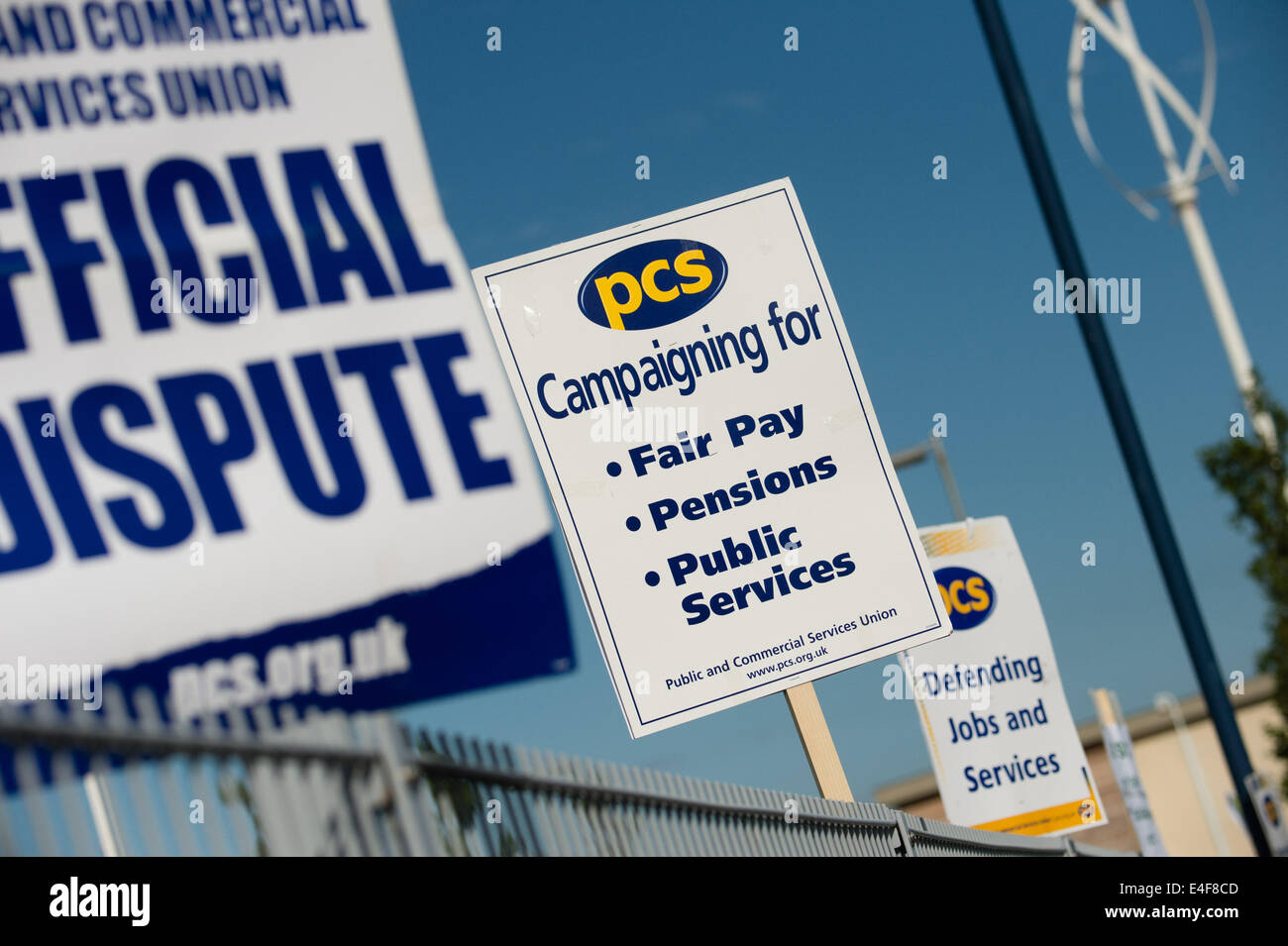 Picket signs hi-res stock photography and images - Alamy