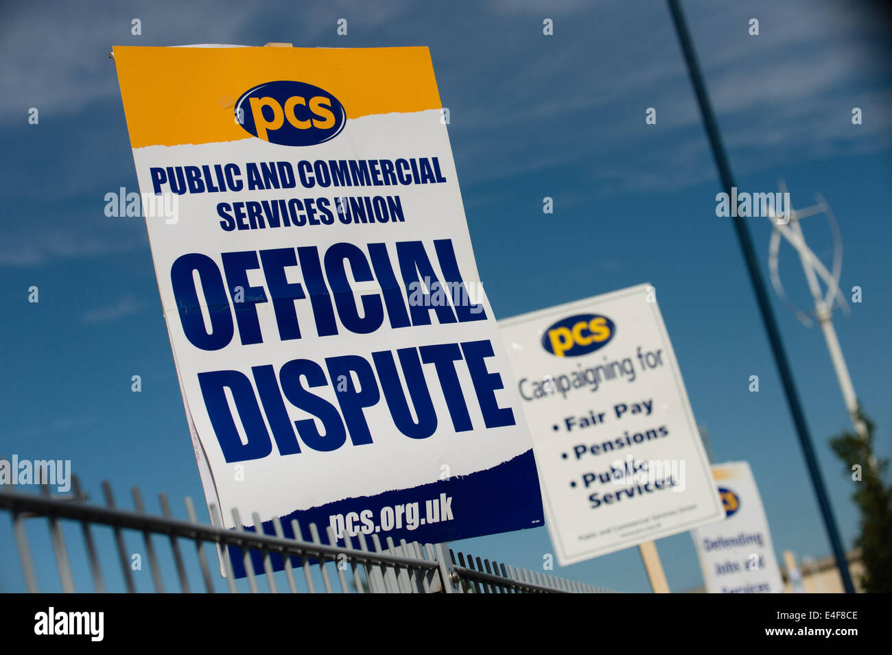 Picket signs hi-res stock photography and images - Alamy