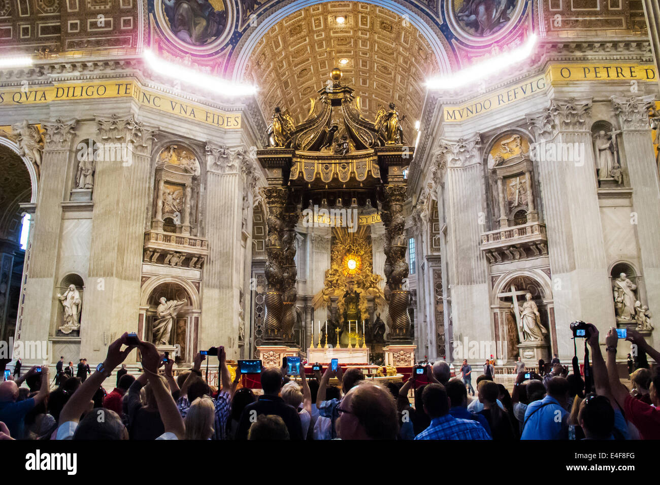Crowds in St Peter's Basilica in the Vatican Stock Photo - Alamy