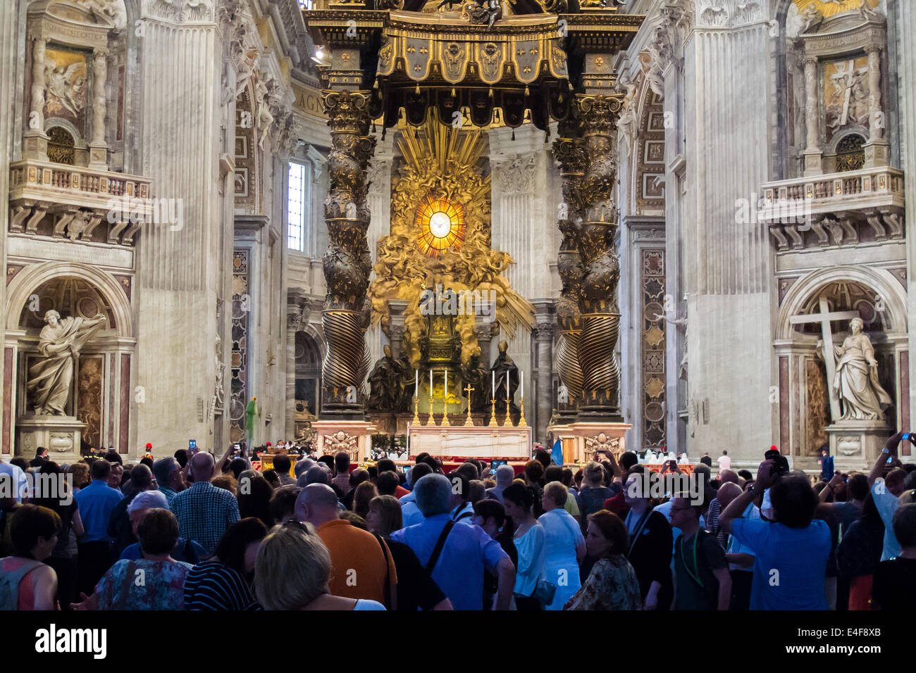 Crowds in St Peter's Basilica in the Vatican Stock Photo - Alamy