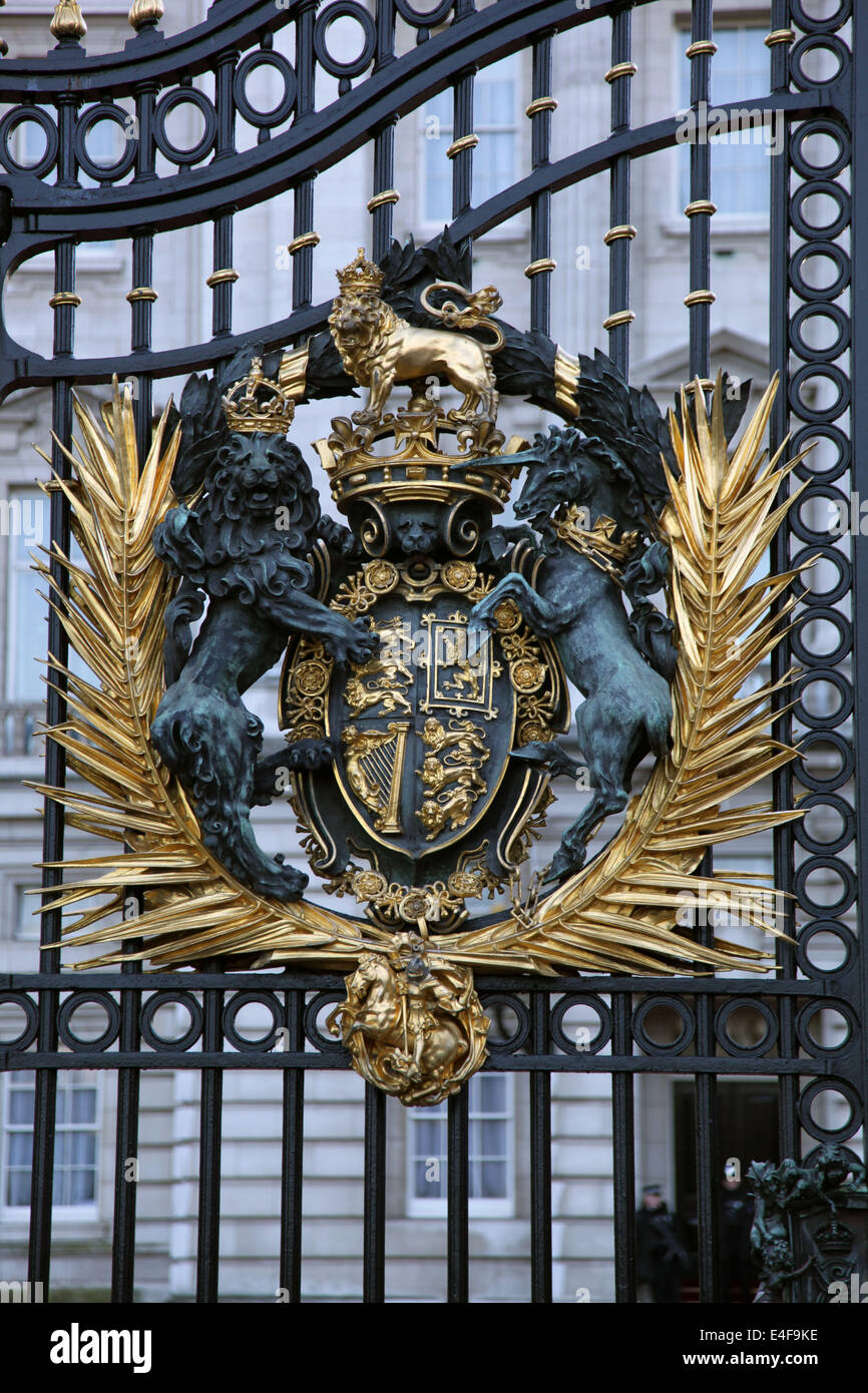 Royal crest queen elizabeth ii hi-res stock photography and images - Alamy