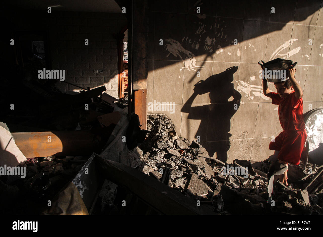 Palestinian children rocket fire hi-res stock photography and images ...