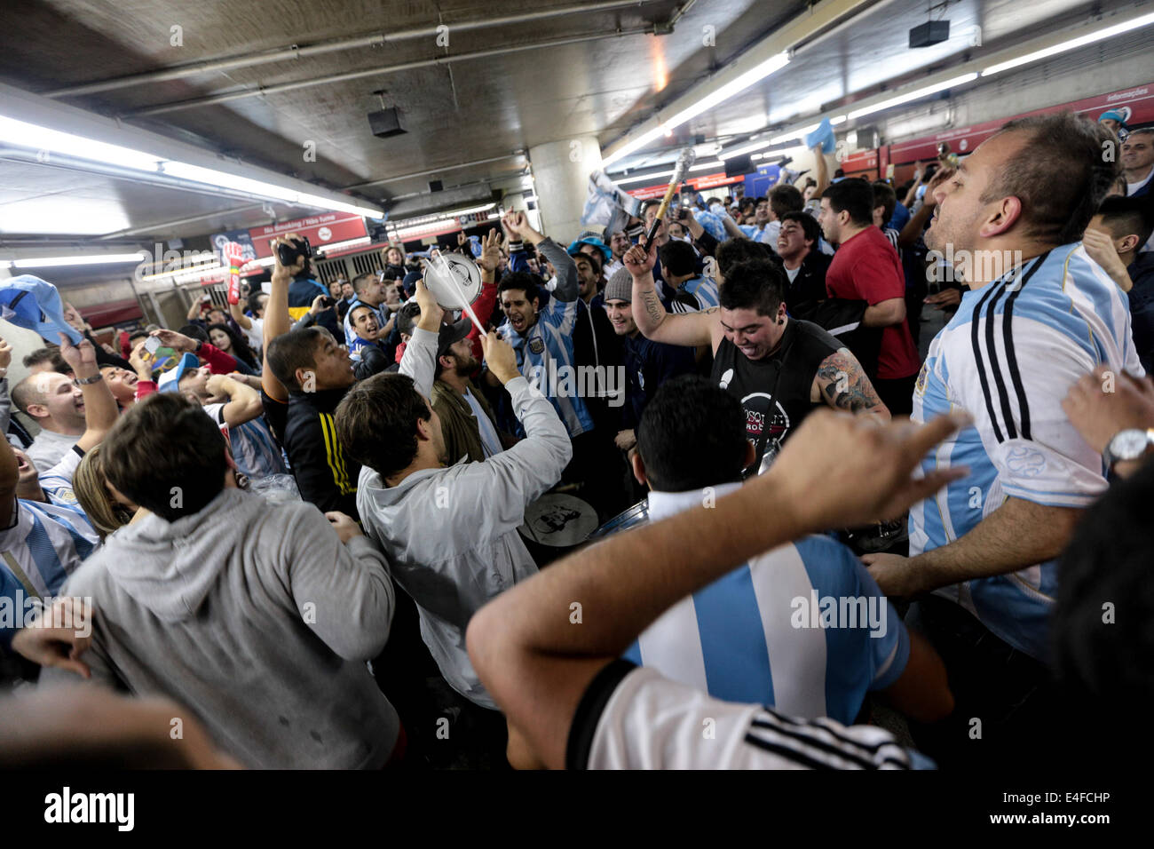 Argentina crowd station hi-res stock photography and images - Alamy