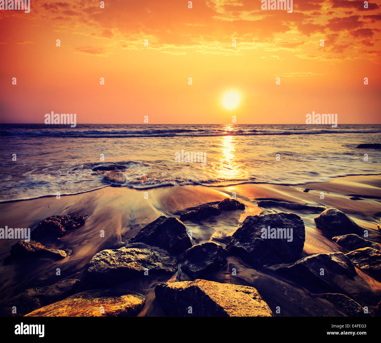 Vintage beach scene sun hi-res stock photography and images - Alamy