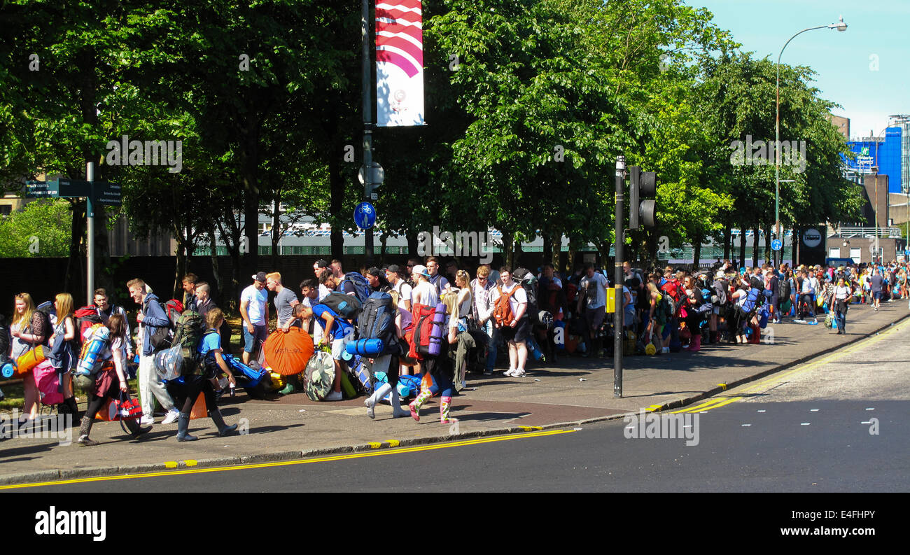 Bus queue glasgow hi-res stock photography and images - Alamy