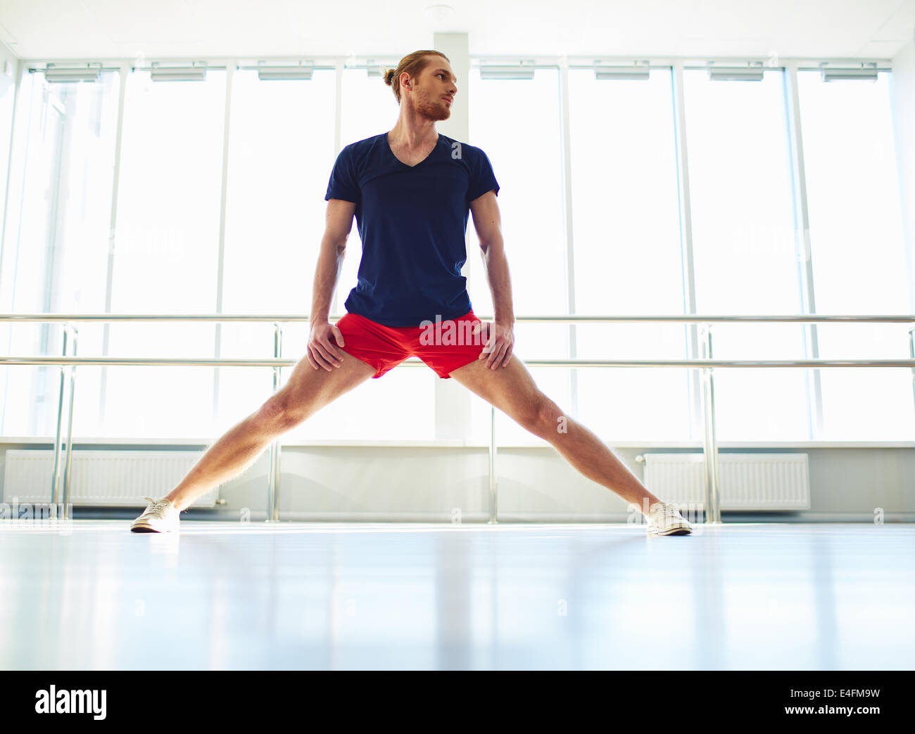 Man working out in gym hi-res stock photography and images - Alamy