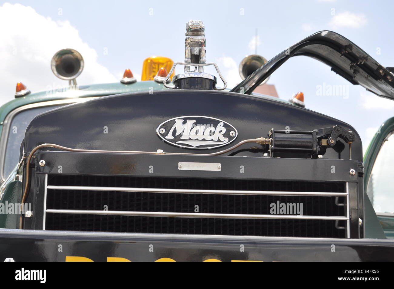 Front of mack truck hi-res stock photography and images - Alamy