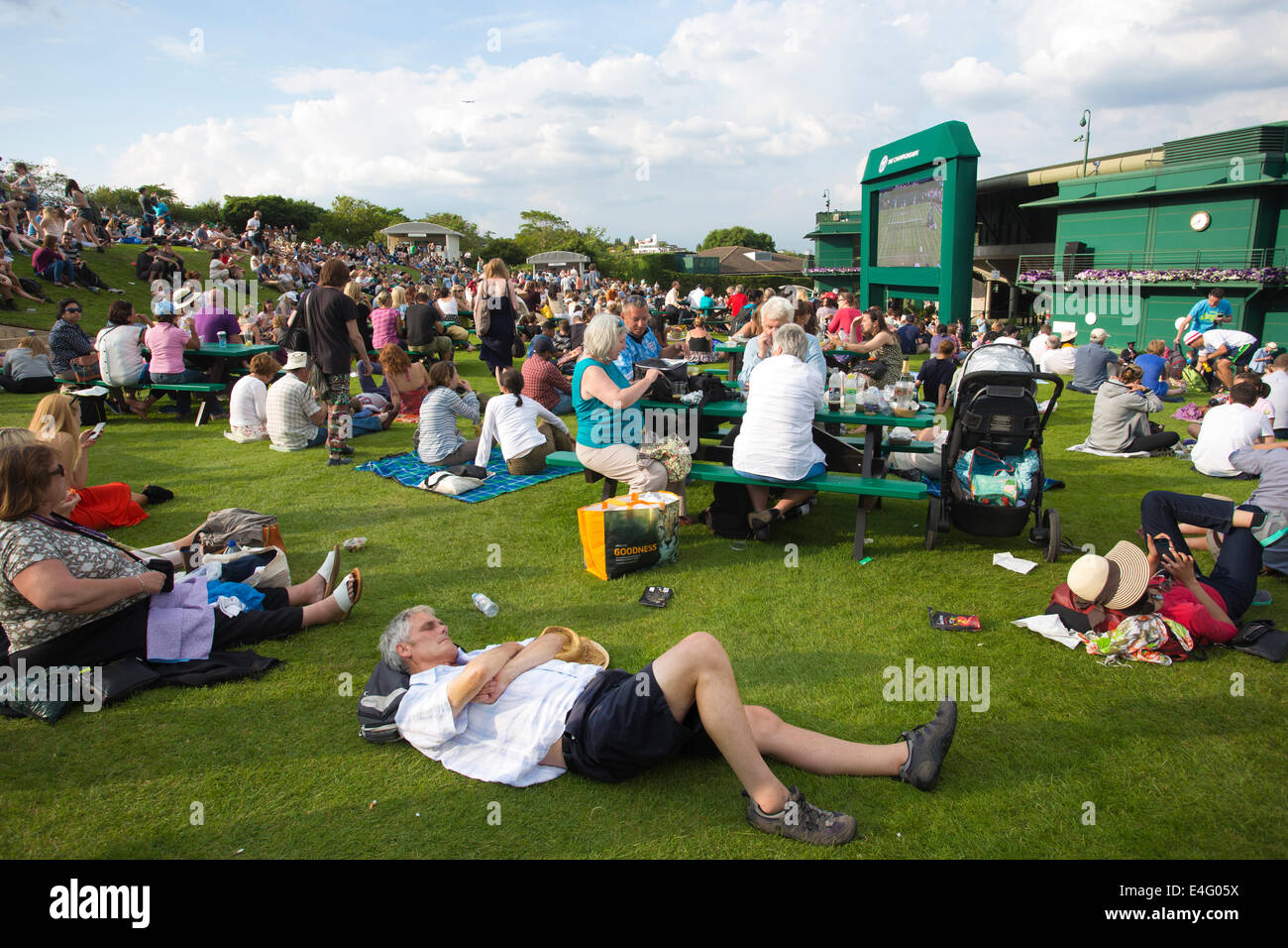 Fans on Murray Mound which replaced Henman Hill at Wimbledon Tennis ...