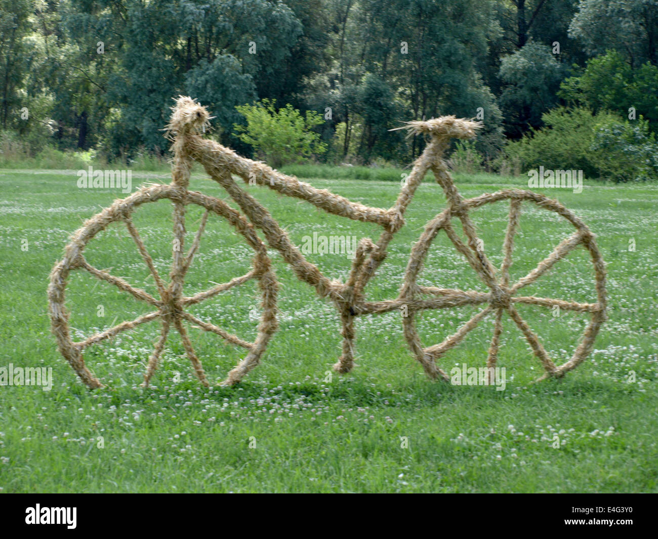 Straw sculptures hi-res stock photography and images - Alamy