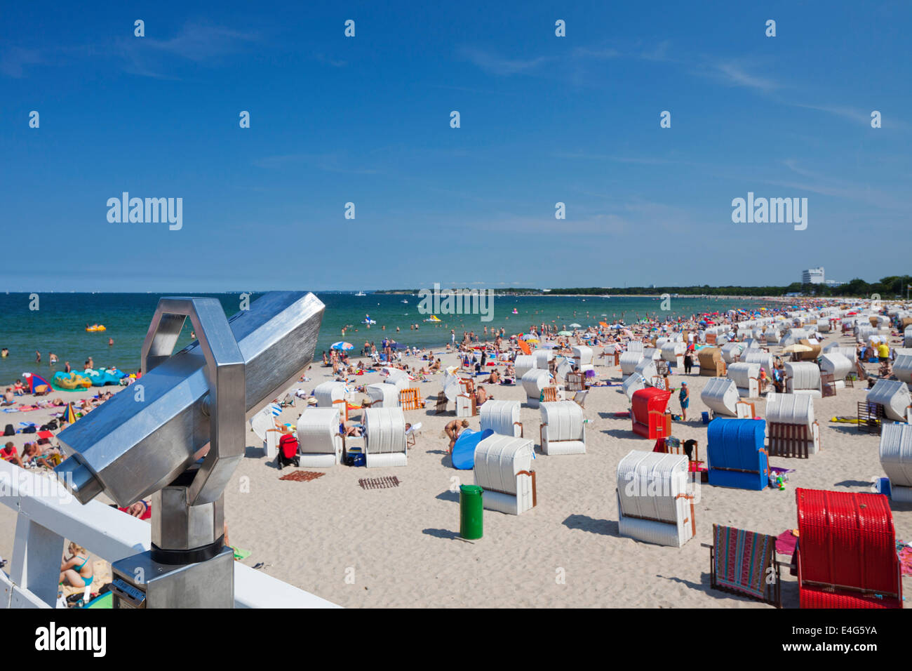 Beach telescope and sunbathers sunning at Timmendorfer Strand ...