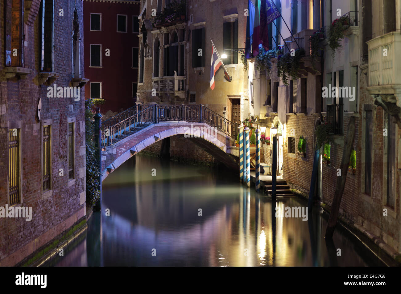 Venice bridge house hi-res stock photography and images - Alamy