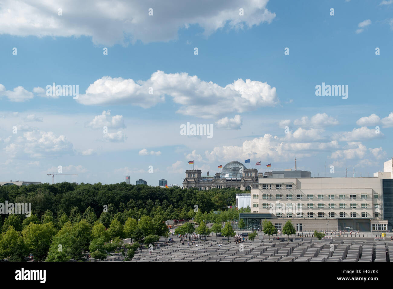 A view of the US embassy with the US flag with the Reichstag Building ...