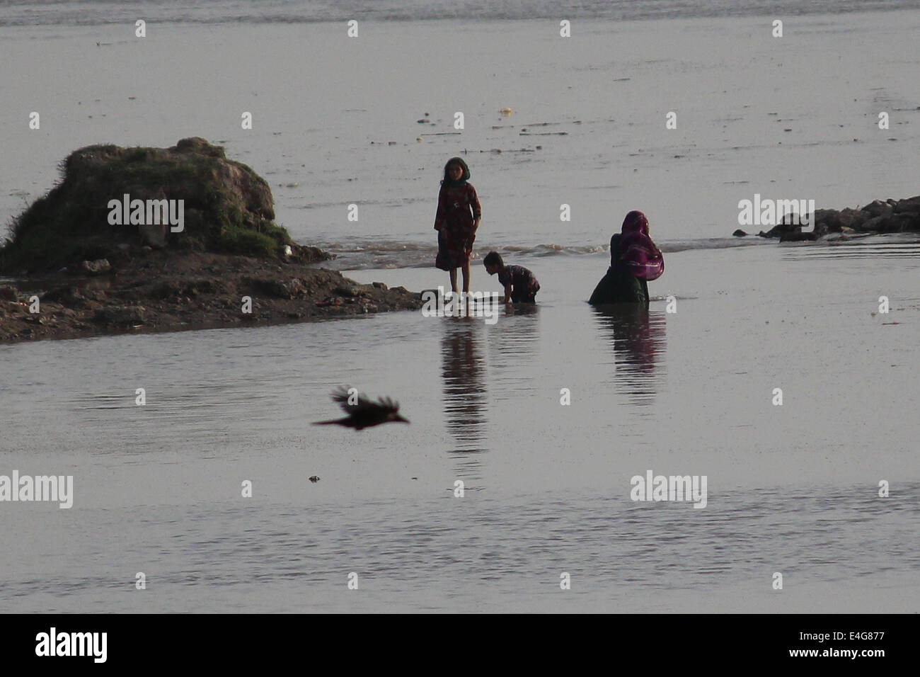 Lahore, Pakistan. 10th July, 2014. Pakistani gypsy children playing ...