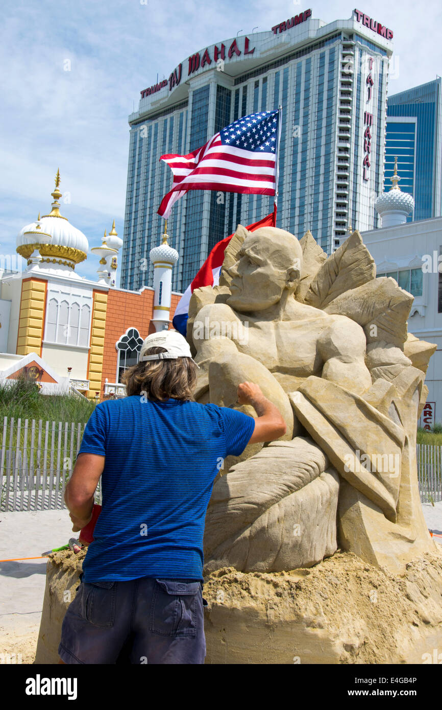 Sand artist working at the beach Stock Photo - Alamy