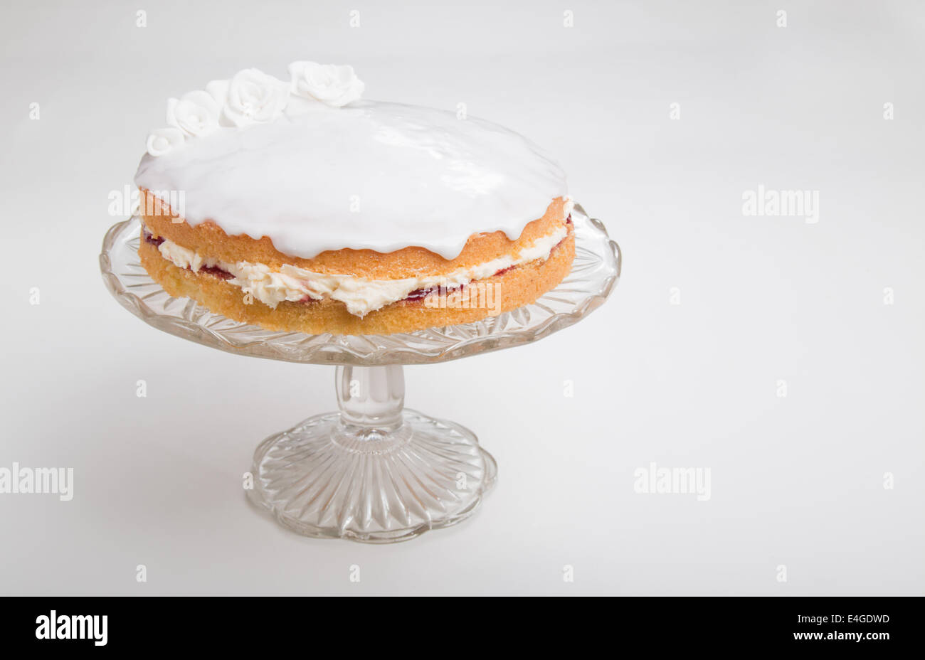 Victoria sponge cake stand hi-res stock photography and images - Alamy