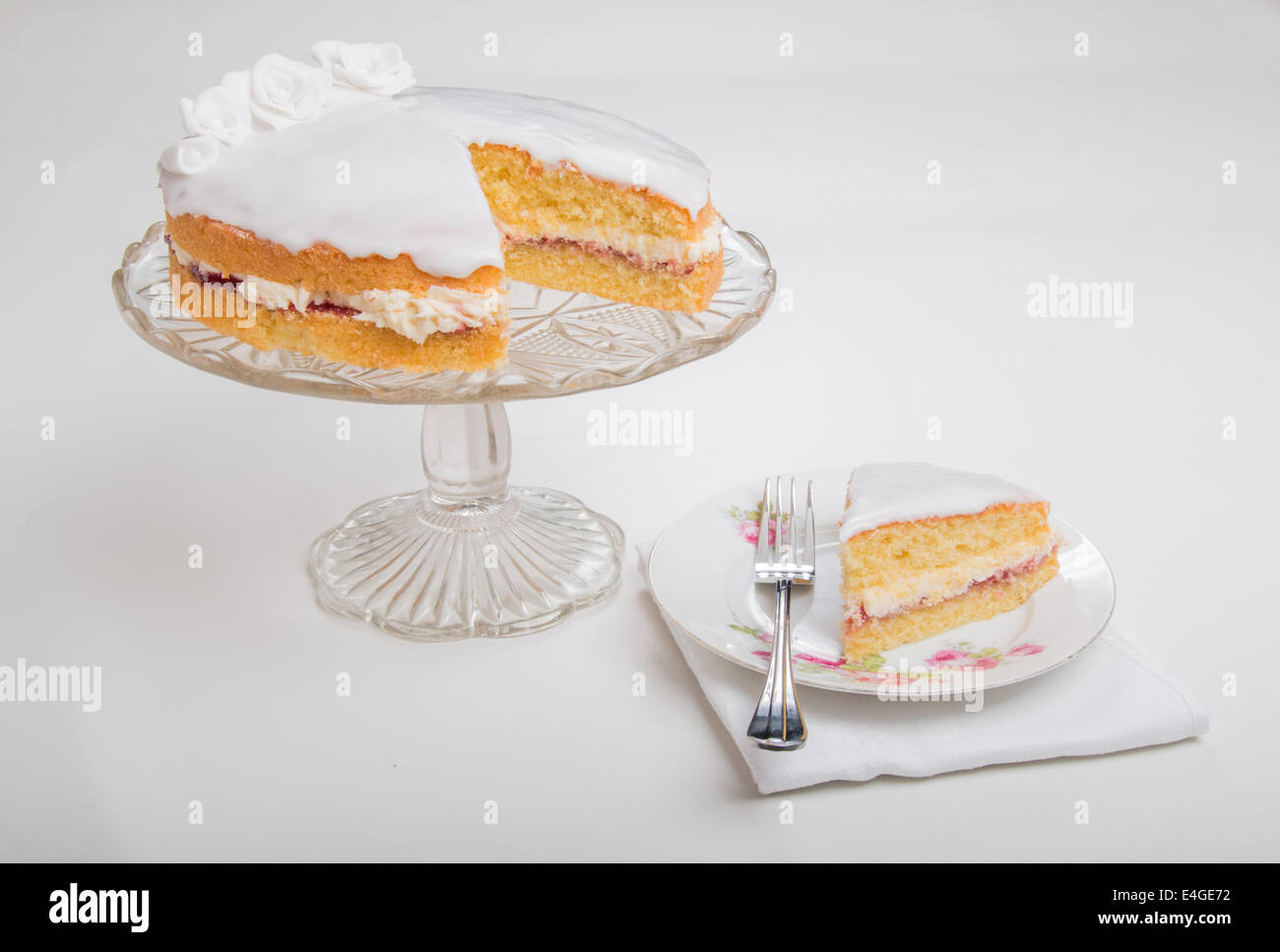 Victoria sponge cake stand hi-res stock photography and images - Alamy