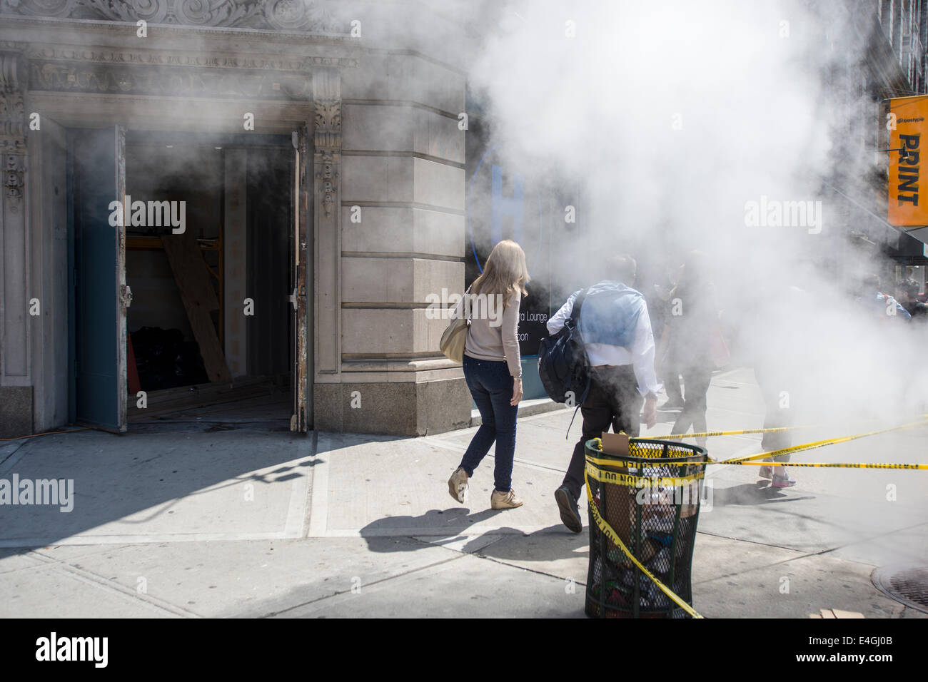 Steam new york manhole hi-res stock photography and images - Alamy