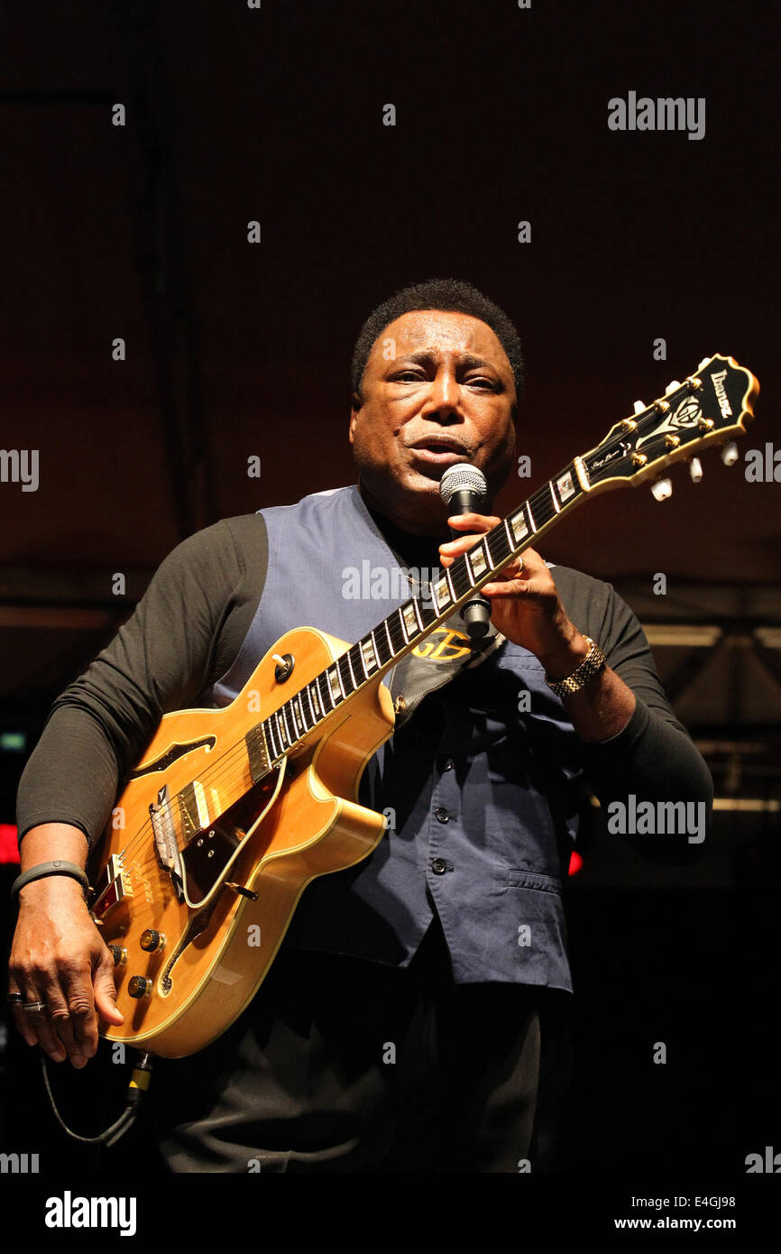 George benson live hi-res stock photography and images - Alamy