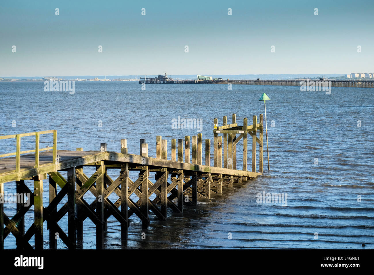 Thames wooden jetty hi-res stock photography and images - Alamy