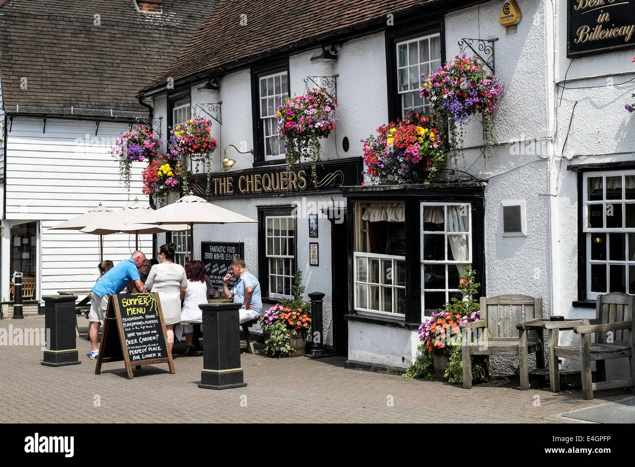 The chequers pub hi-res stock photography and images - Alamy