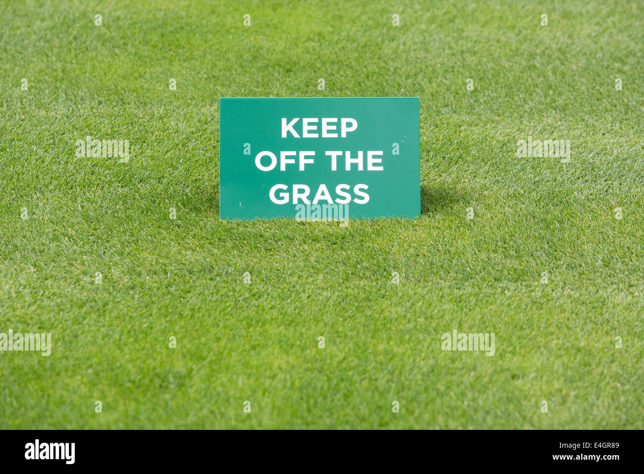 Keep off the grass sign Stock Photo - Alamy