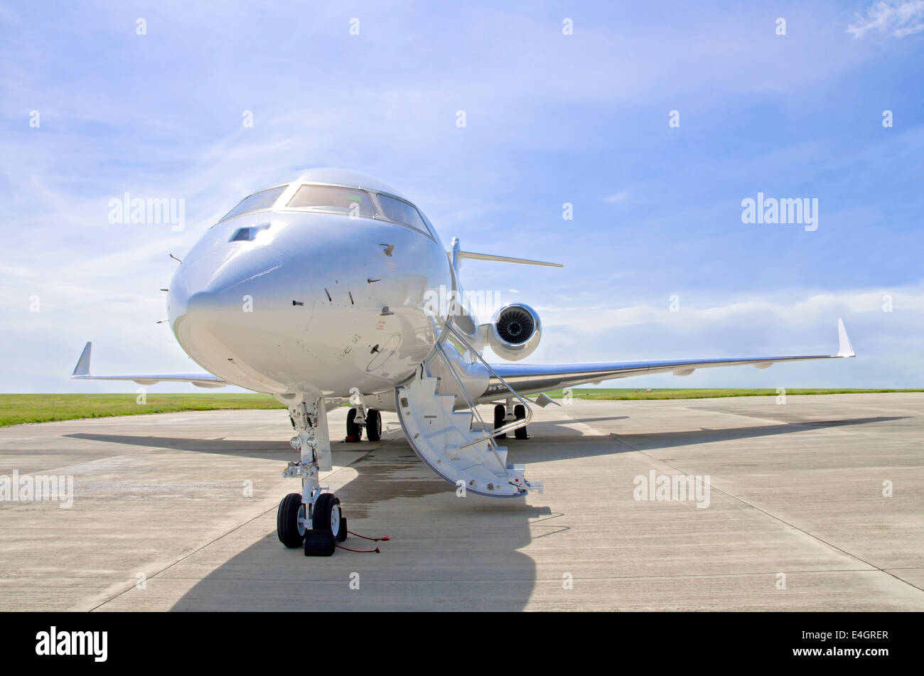 Luxury Private Jet Airplane for business flights - Side view ...