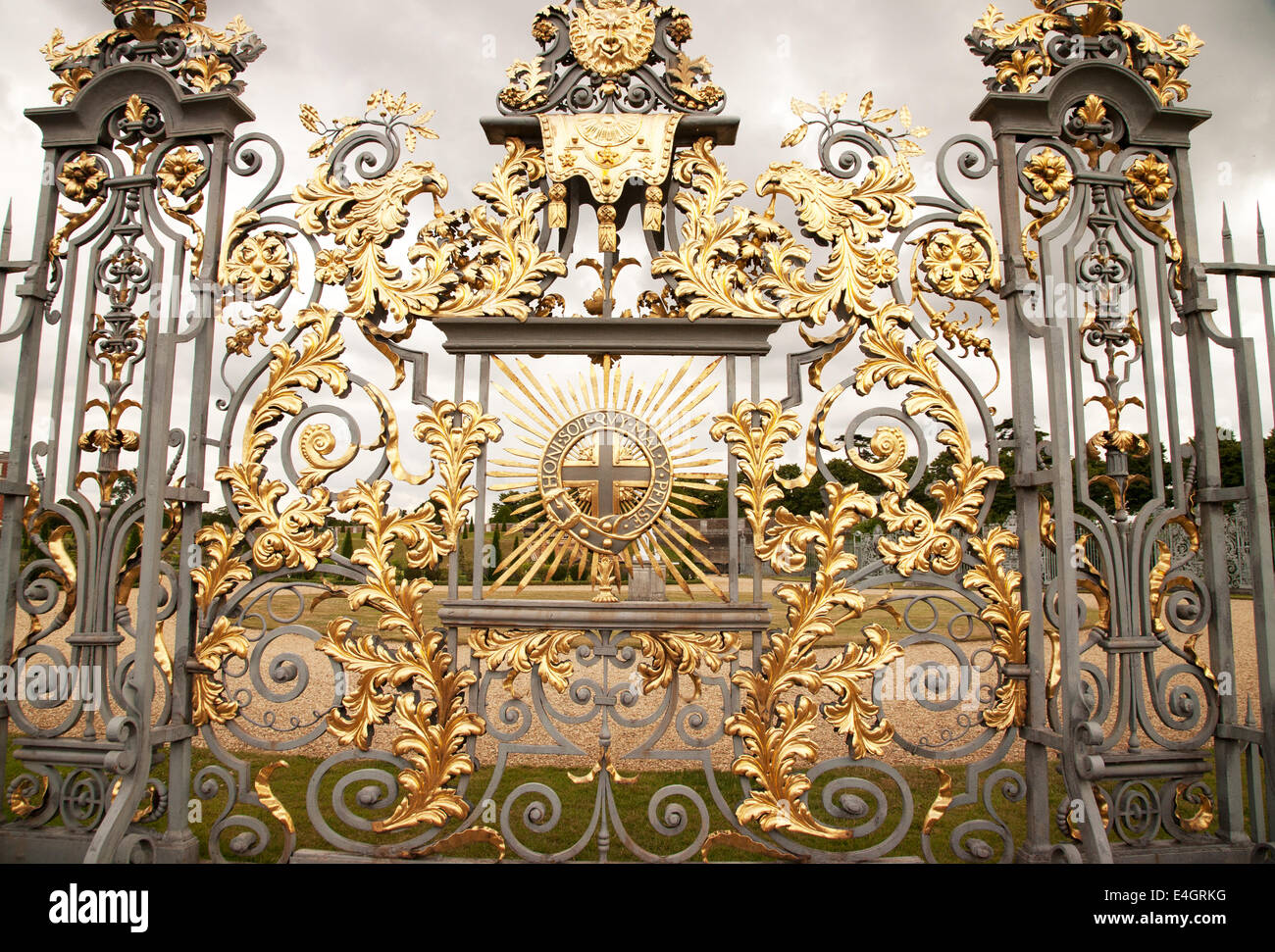 Hampton court palace,Gilded gate,Surrey,UK Stock Photo - Alamy