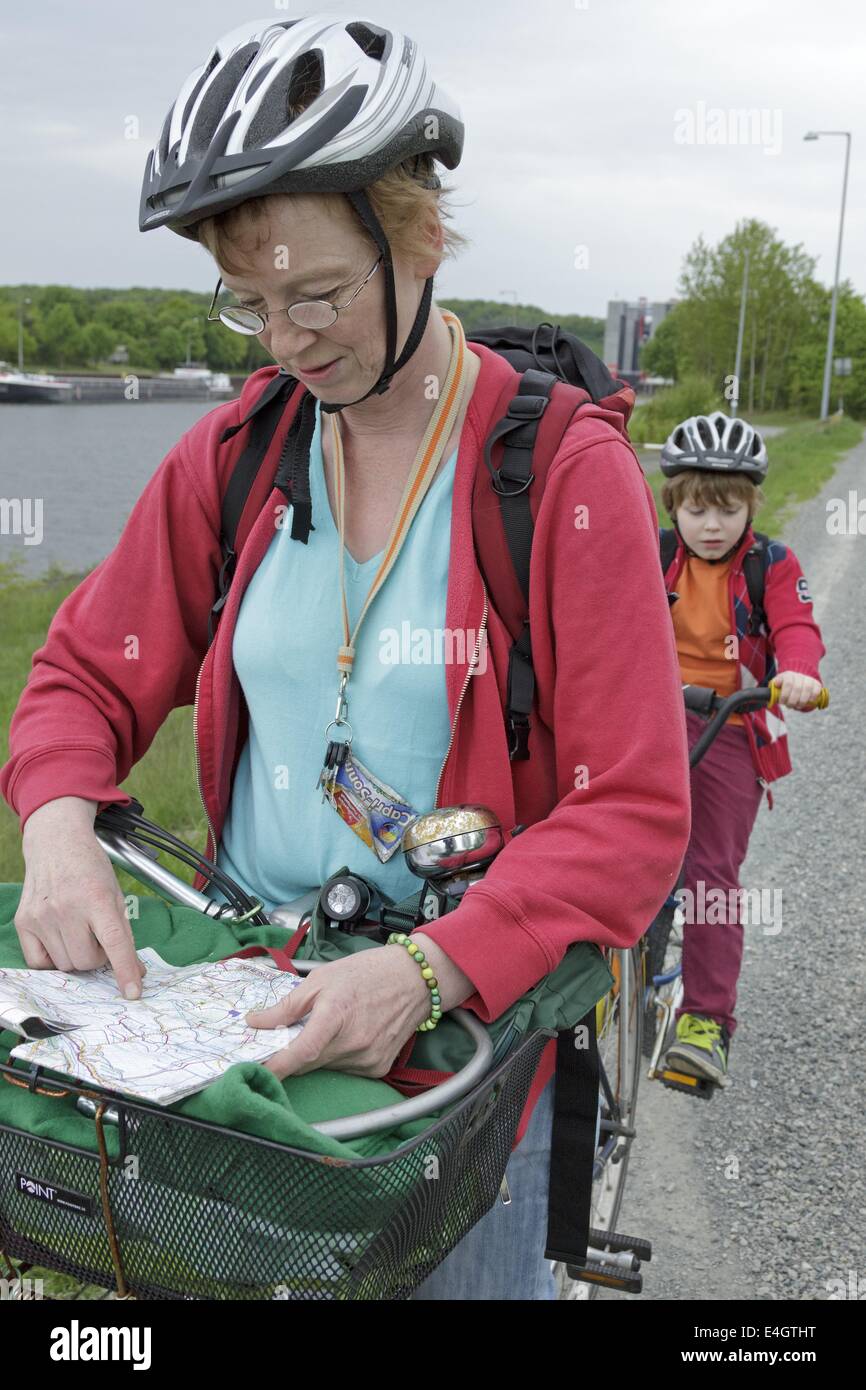 Mother and child reading a map hi-res stock photography and images - Alamy