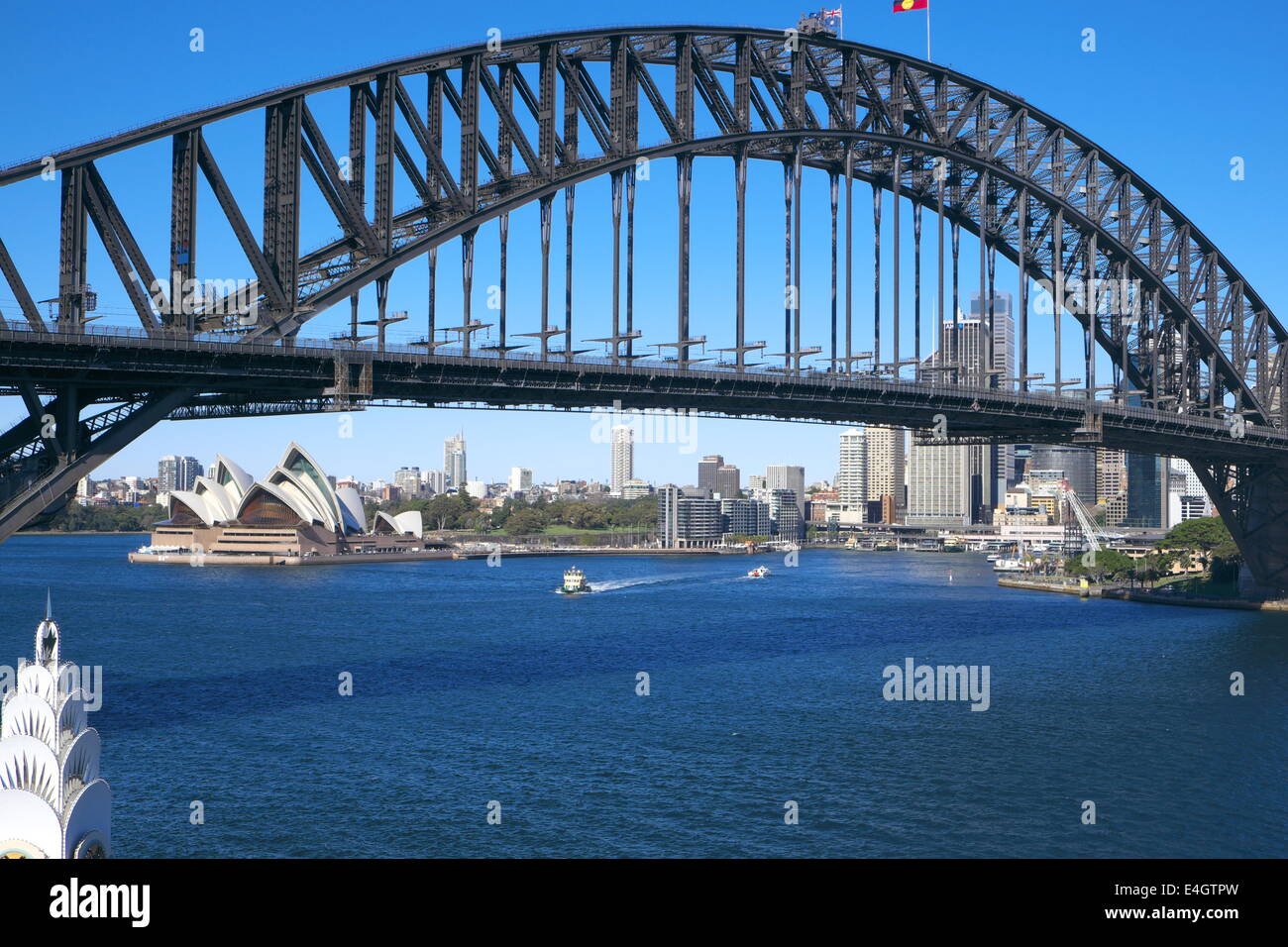 Sydney harbour bridge and Sydney Opera house at port Jackson on Sydney ...