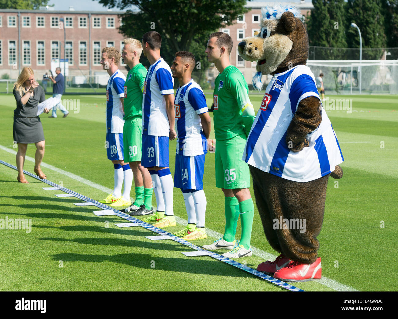 Hertha BSC's Fabian Lustenberger (L-R), goalkeeper Sascha Burchert ...