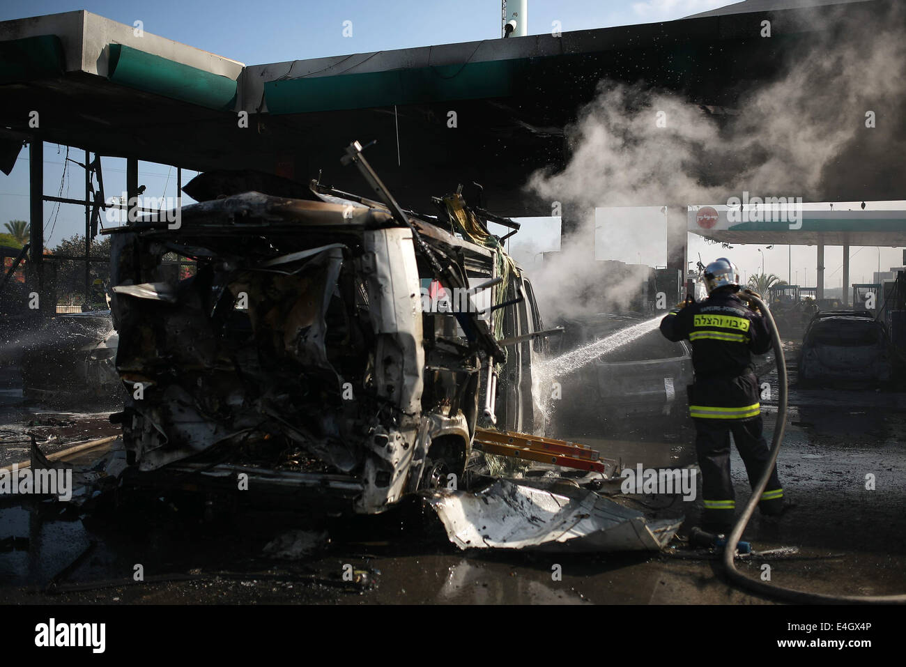 Ashdod, Israel. 11th July 2014. Israeli firefighters extinguish a fire ...