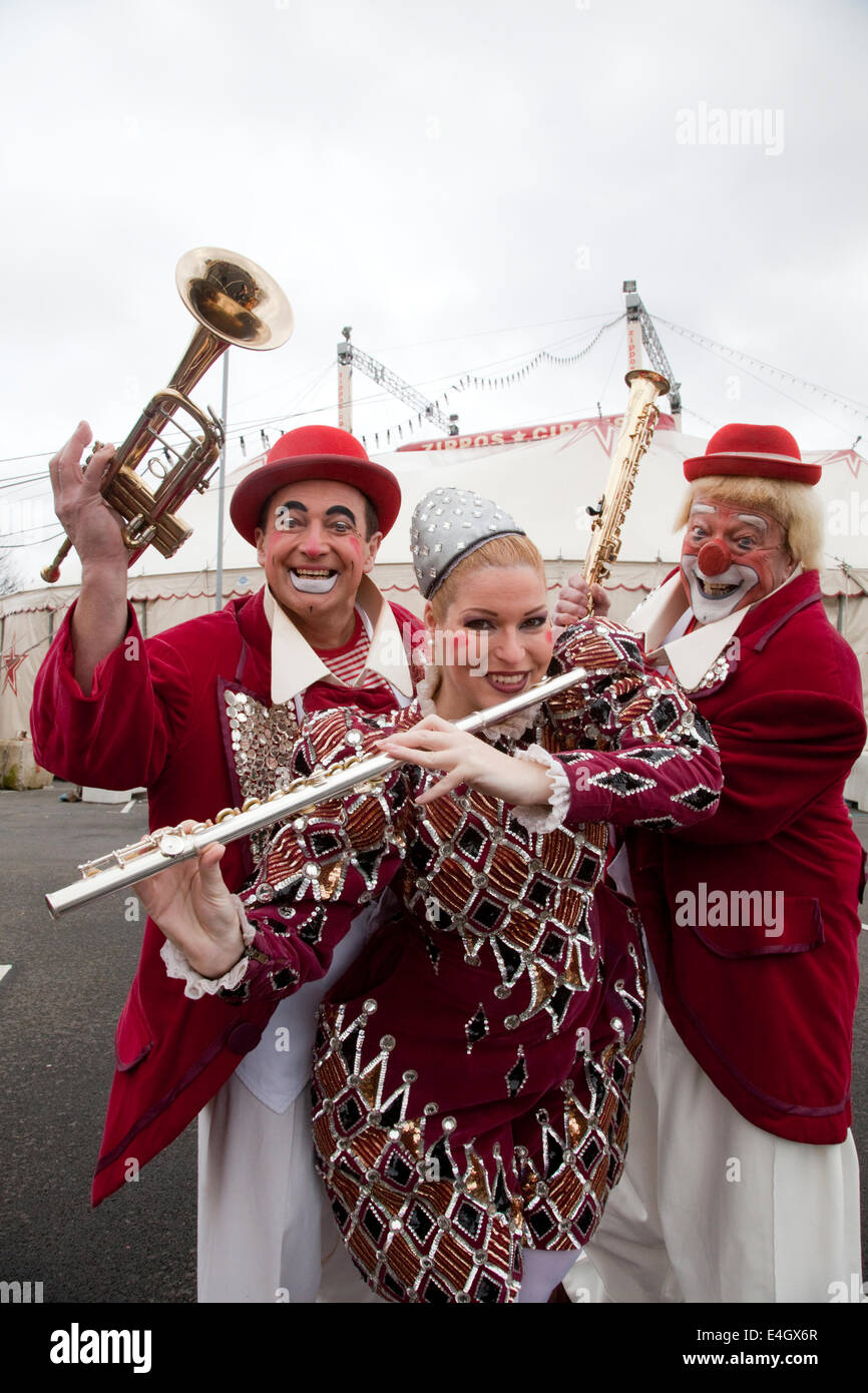 Two men musical instruments hi-res stock photography and images - Alamy