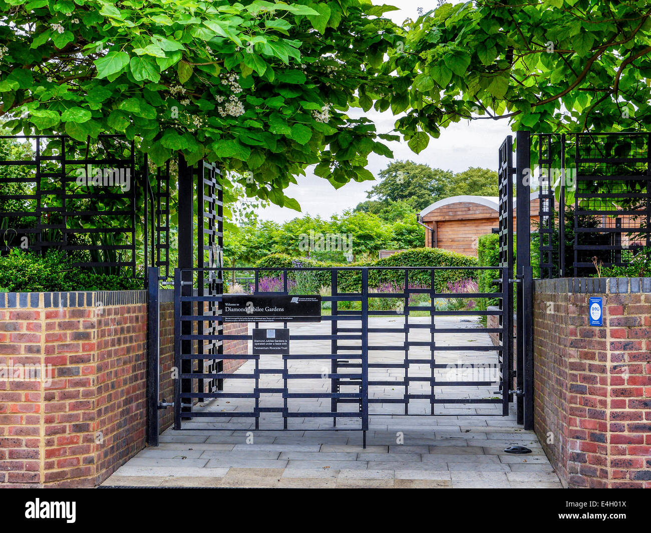 Diamond Jubilee Gardens, Twickenham, Greater London, UK - Old Riverside ...