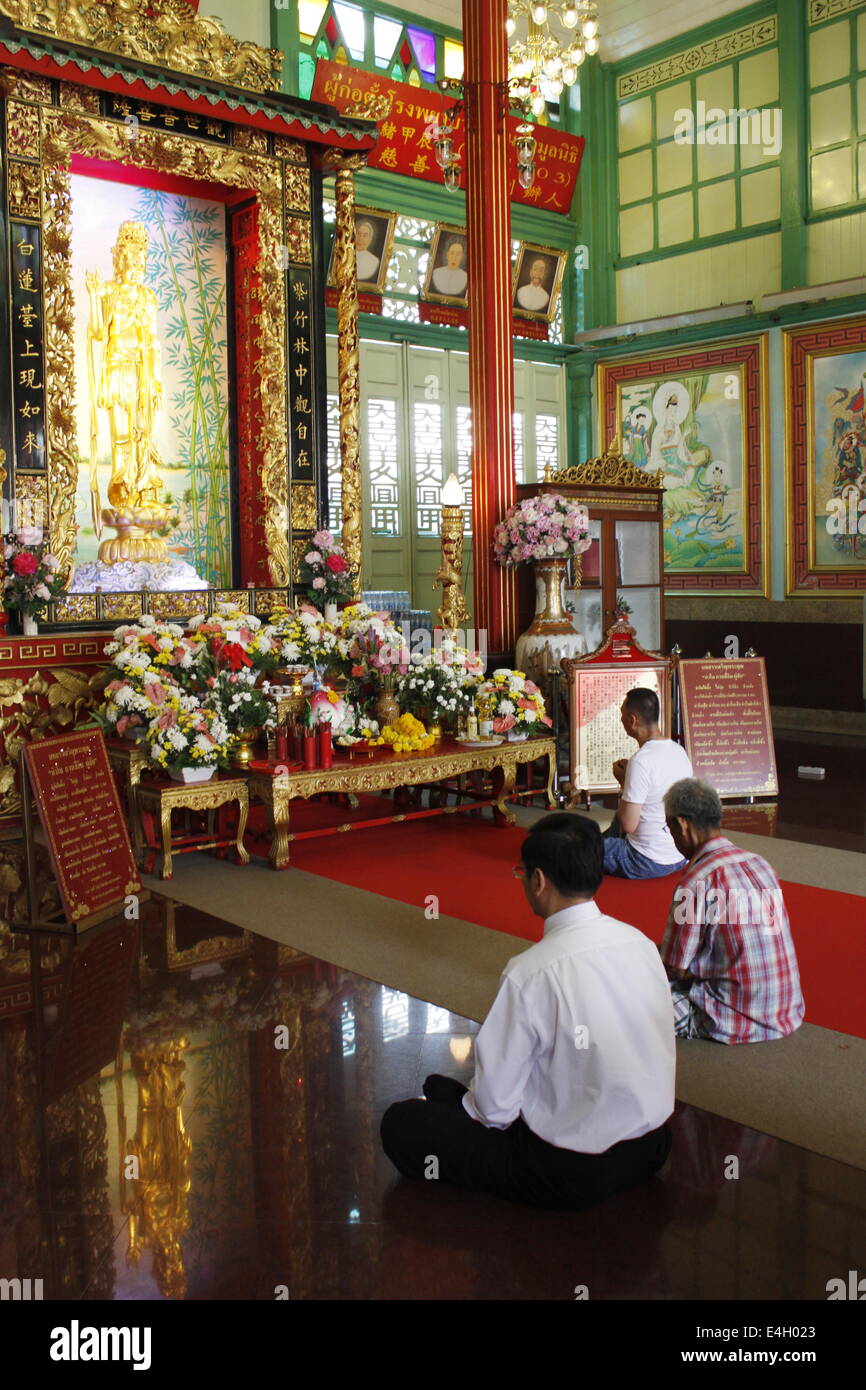 Bangkok thailand pray praying hi-res stock photography and images - Alamy