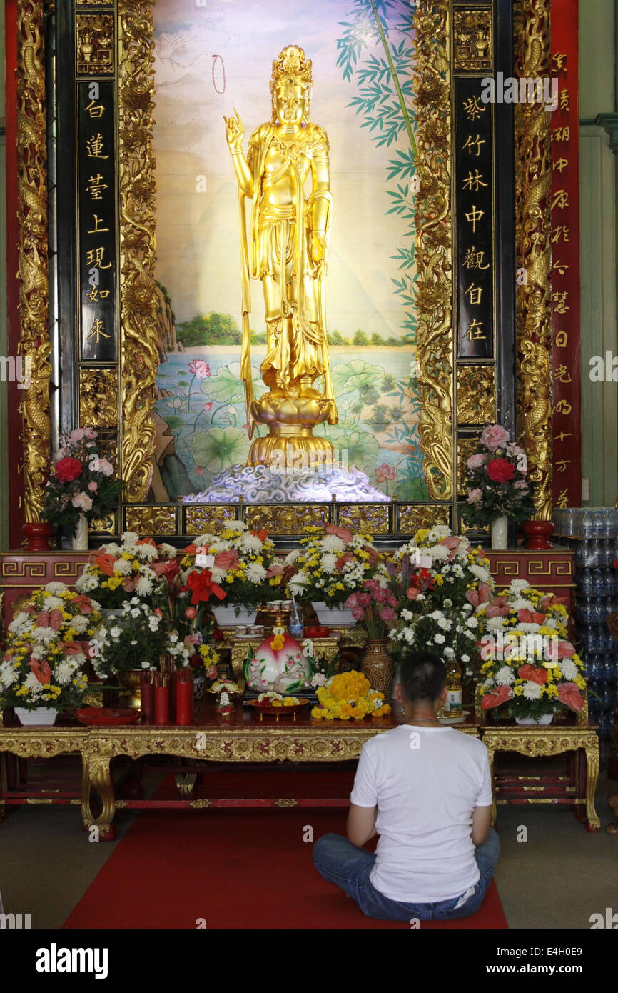 Bangkok thailand pray praying hi-res stock photography and images - Alamy