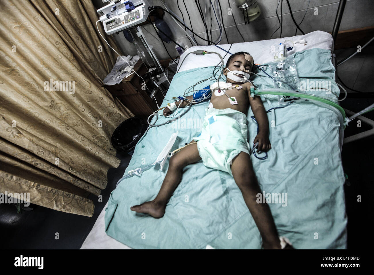 Gaza hospital damage hi-res stock photography and images - Alamy