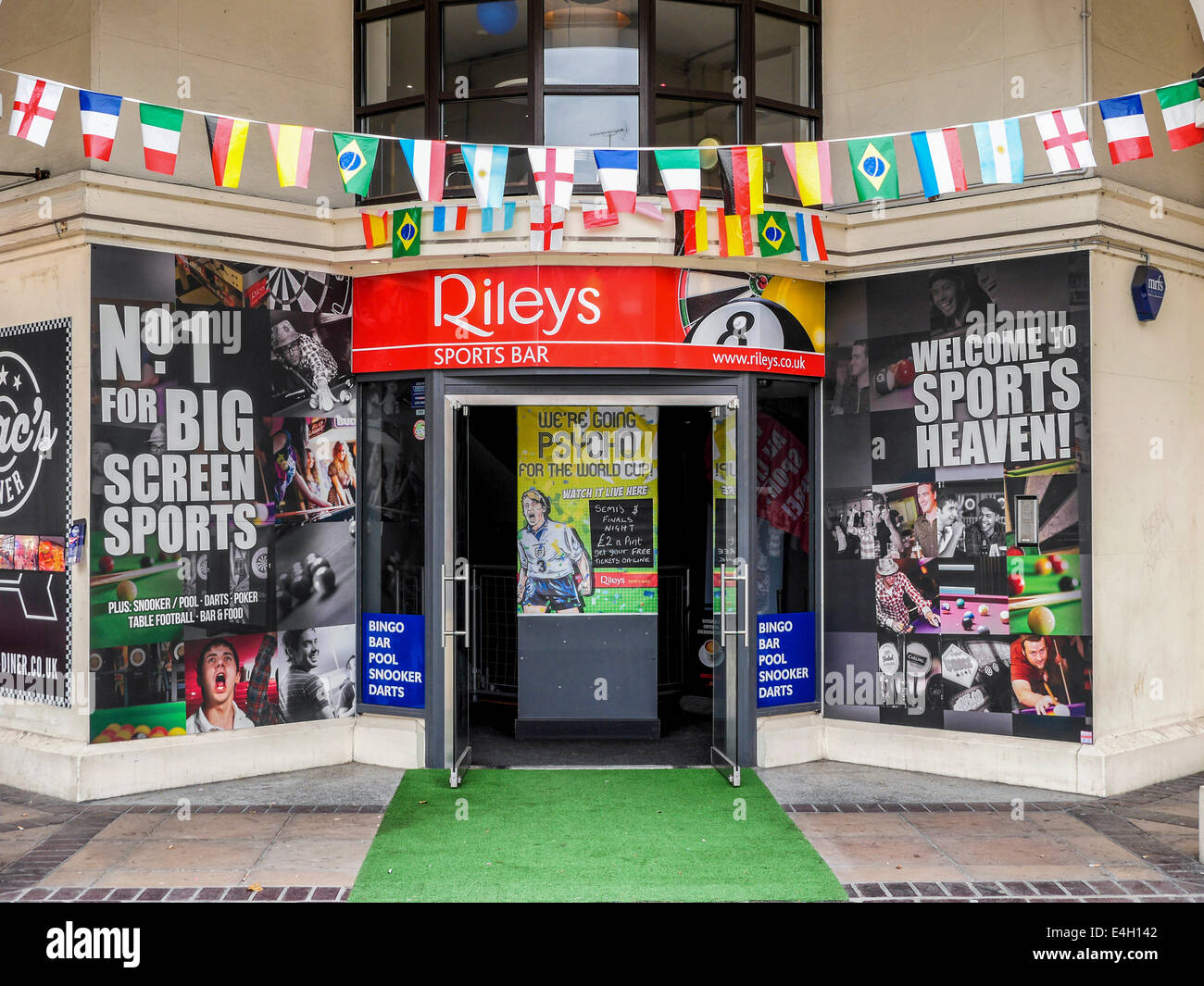 Rileys sports bar hi-res stock photography and images - Alamy