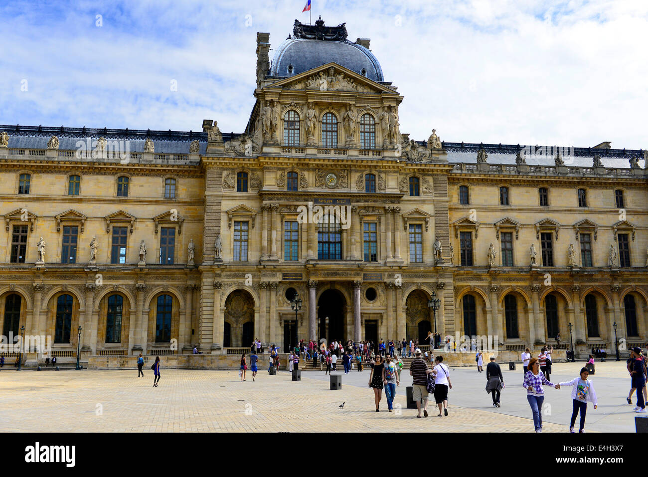 Louvre and european style architecture hi-res stock photography and ...