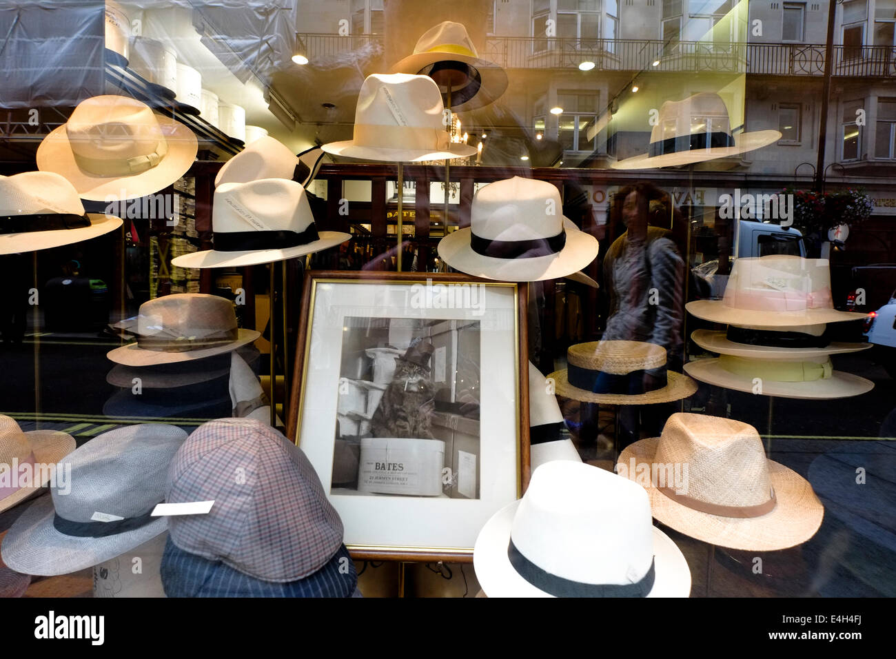 Hatters shop hi-res stock photography and images - Alamy
