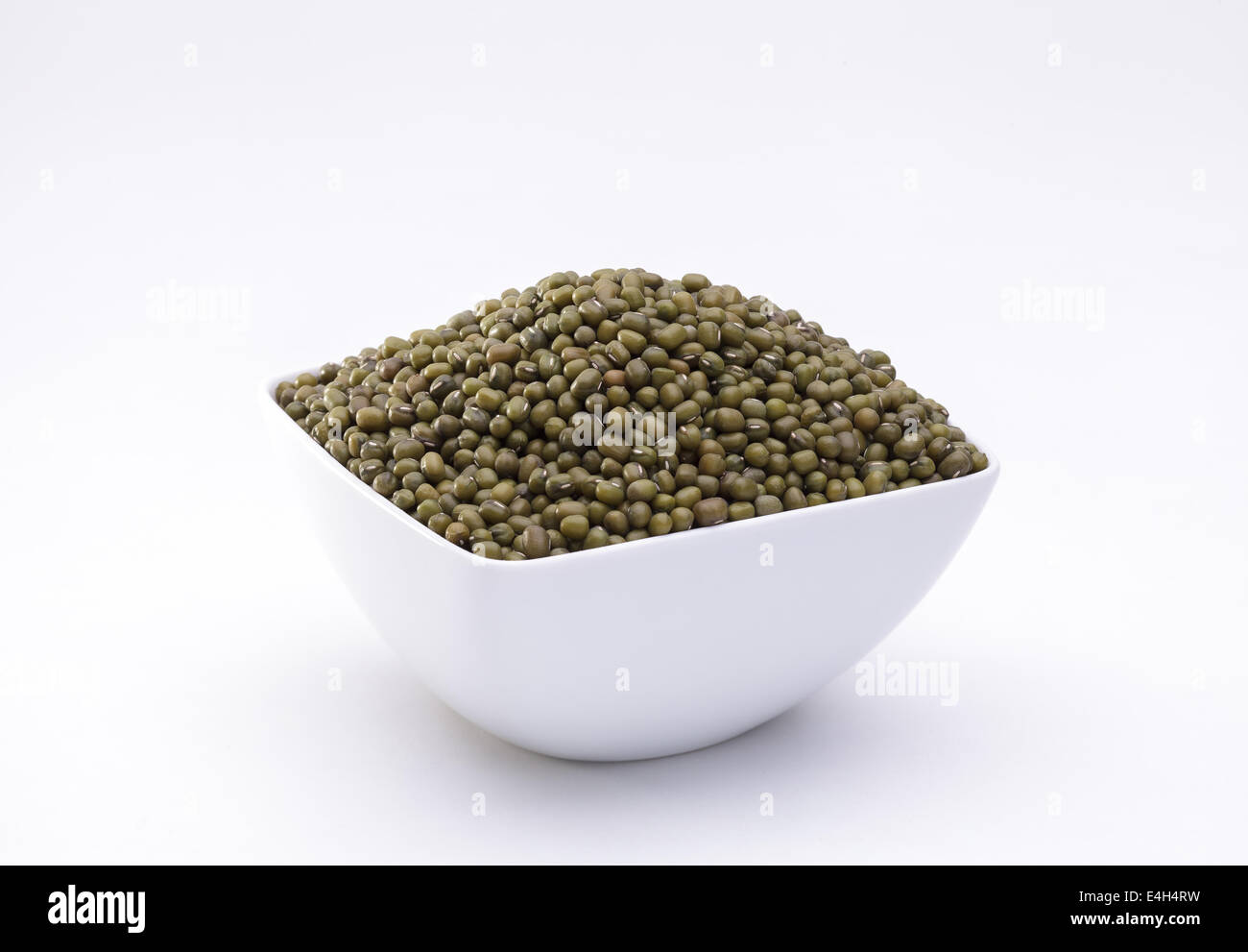 Green peas in the bowl isolated on white background Stock Photo - Alamy