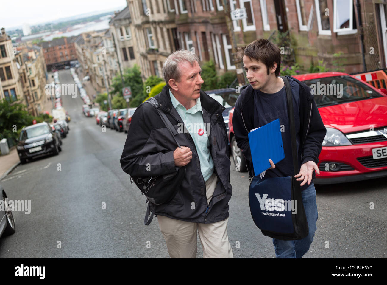 Yes Scotland supporters for an independent Scotland deliver leaflets in ...