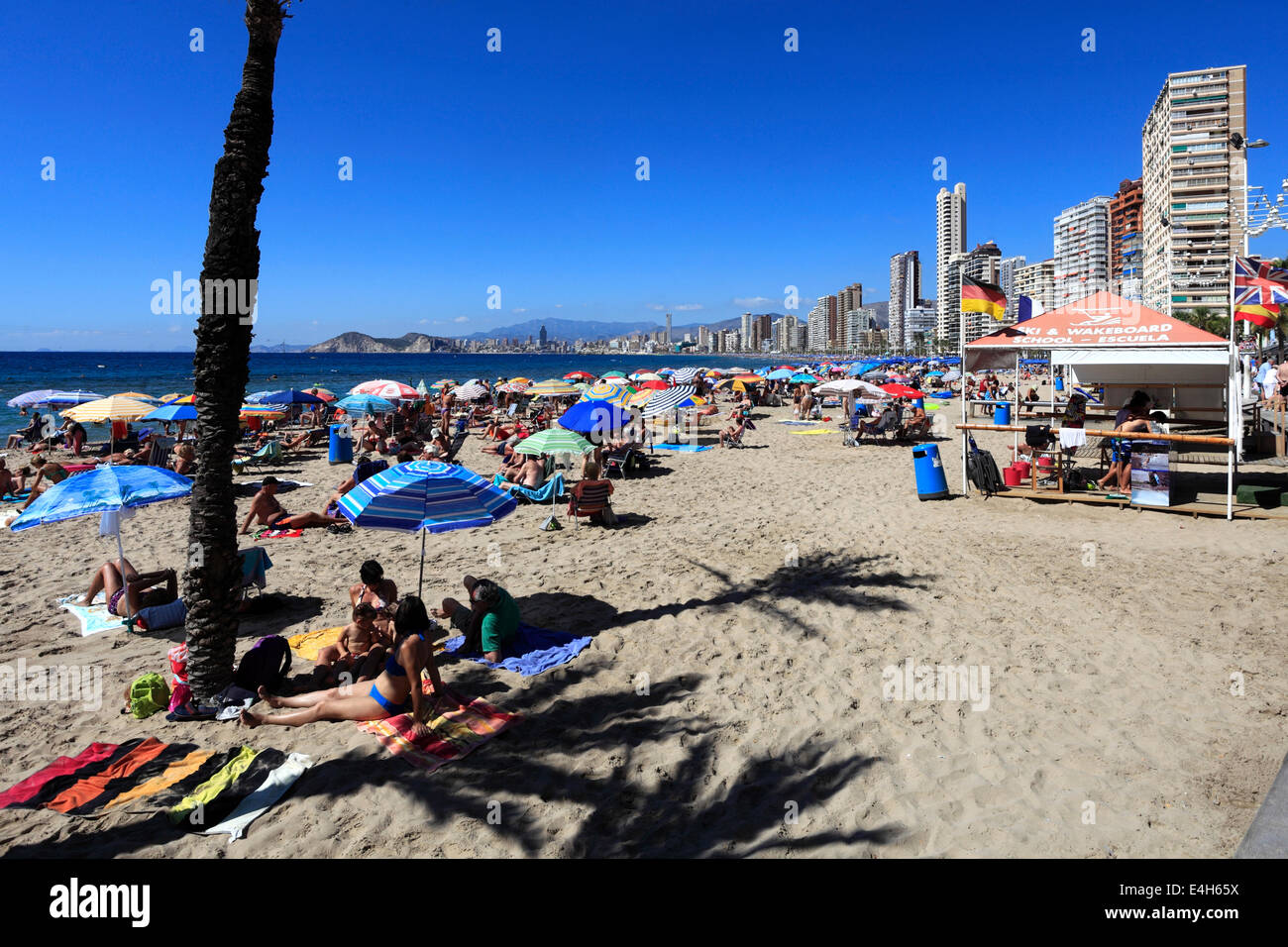 View along Playa De Levante beach, Benidorm resort, Costa Blanca ...