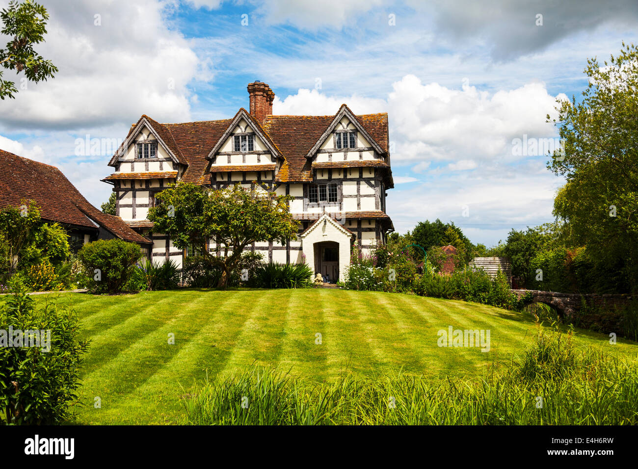 16TH CENTURY DOVECOTE AT MOAT FARM dormston Worcestershire UK England ...