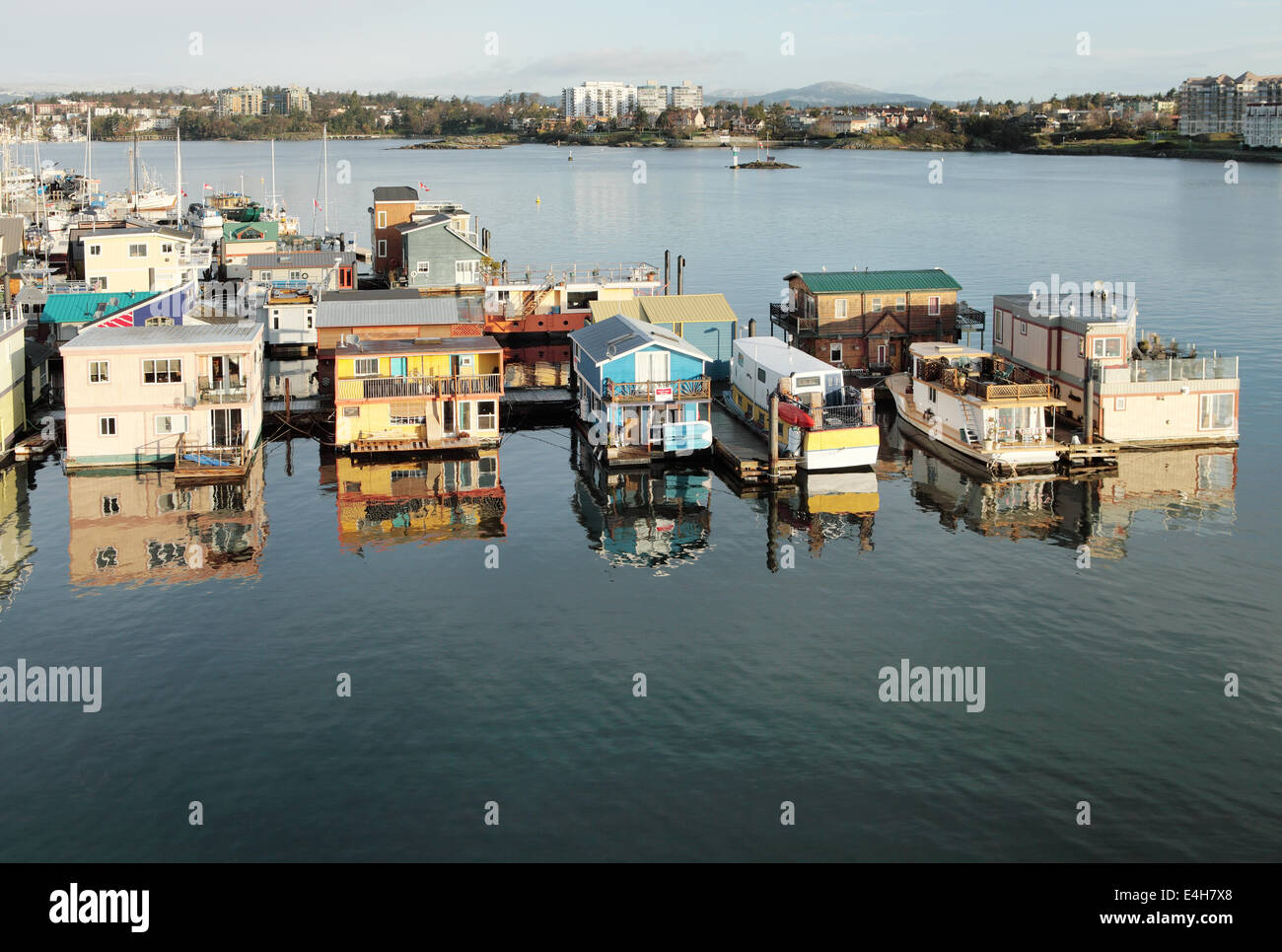 Floating house boats hi-res stock photography and images - Alamy