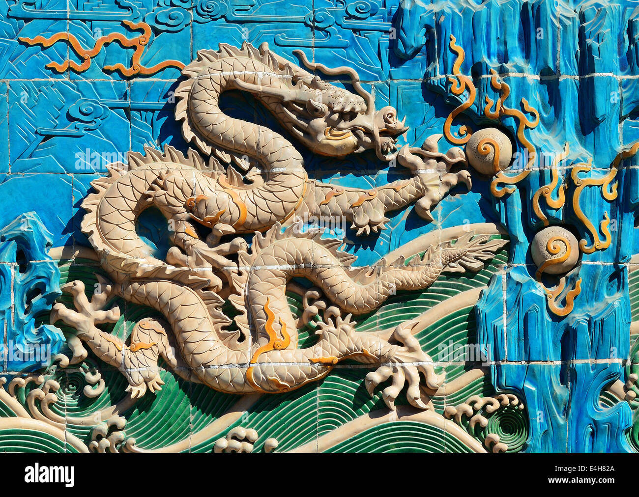Dragon wall ancient architecture hi-res stock photography and images ...
